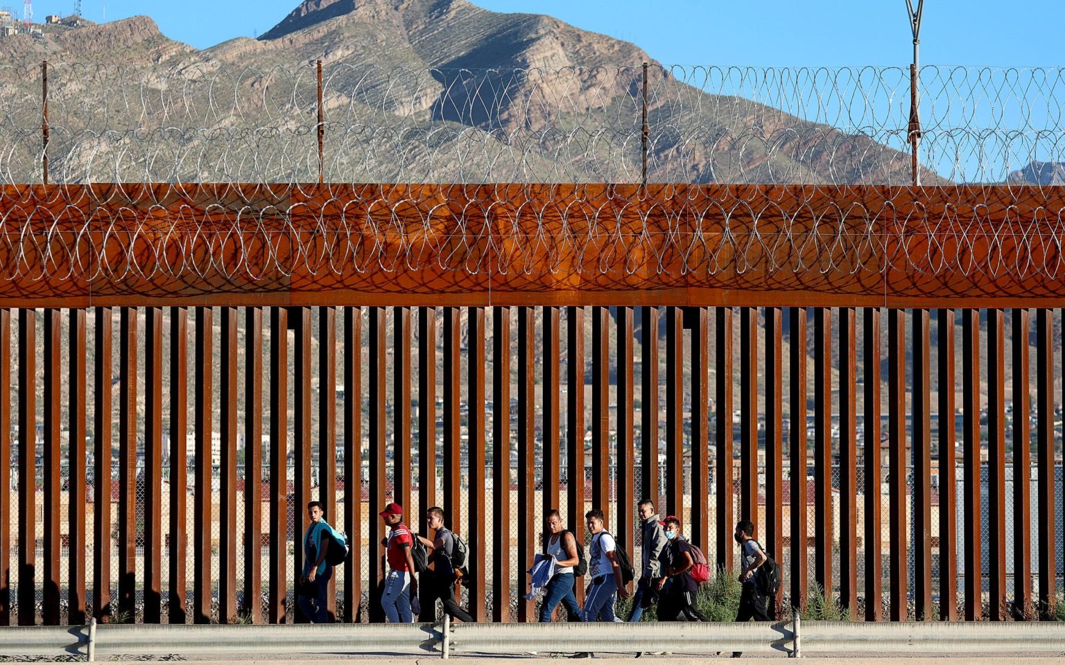Hundreds of Migrants Cold and Waiting to Cross the Border with no Shelter